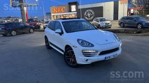 White Porsche Cayenne 2011 in Riga, with an engine capacity of 3.00 L and mileage of 297 thousand km for 14500 €, photo 6 on AUTOMOTO.COM.LV