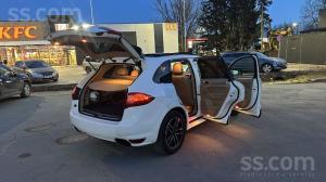 White Porsche Cayenne 2011 in Riga, with an engine capacity of 3.00 L and mileage of 297 thousand km for 14500 €, photo 7 on AUTOMOTO.COM.LV