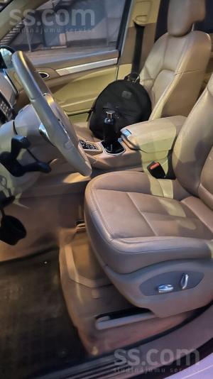 White Porsche Cayenne 2011 in Riga, with an engine capacity of 3.00 L and mileage of 297 thousand km for 14500 €, photo 9 on AUTOMOTO.COM.LV