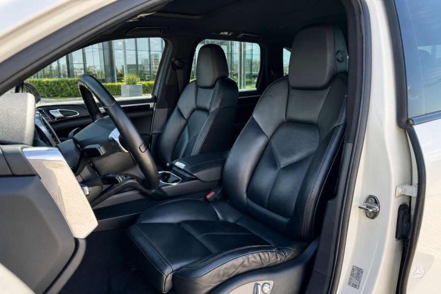 White Porsche Cayenne 2011 in Vilnius, with an engine capacity of 3.00 L and mileage of 232 thousand km for 13950 €, photo 6 on AUTOMOTO.COM.LV