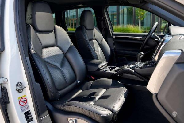 White Porsche Cayenne 2011 in Vilnius, with an engine capacity of 3.00 L and mileage of 232 thousand km for 13950 €, photo 8 on AUTOMOTO.COM.LV