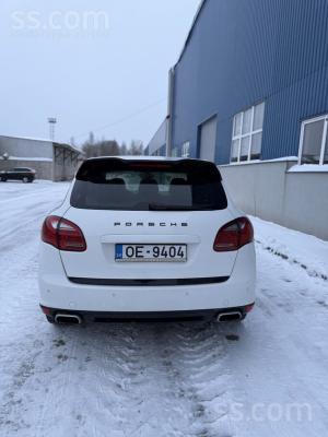 White Porsche Cayenne 2012 in Riga, with an engine capacity of 3.00 L and mileage of 0 thousand km for 14500 €, photo 3 on AUTOMOTO.COM.LV