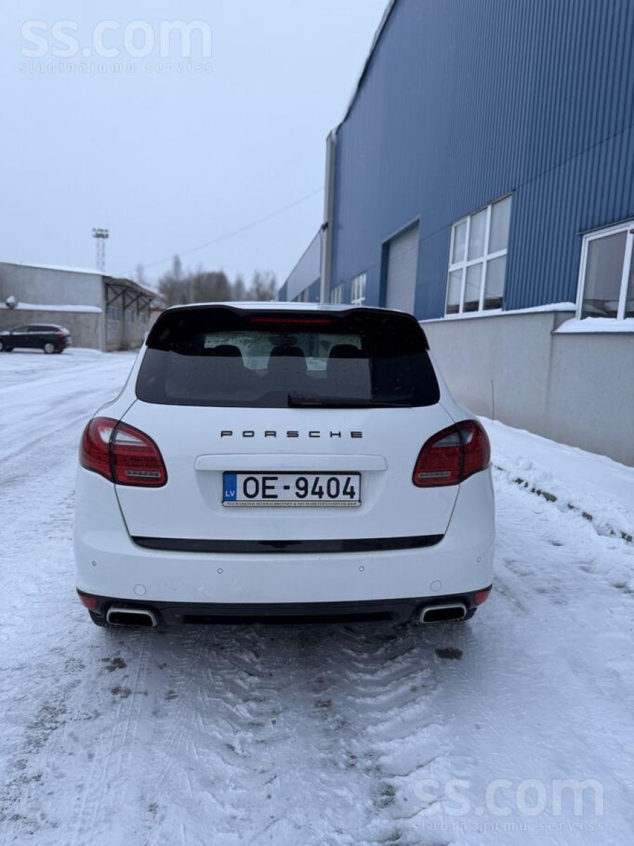 White Porsche Cayenne 2012 in Riga, with an engine capacity of 3.00 L and mileage of 0 thousand km for 14500 €, photo 3 on AUTOMOTO.COM.LV