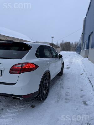 White Porsche Cayenne 2012 in Riga, with an engine capacity of 3.00 L and mileage of 0 thousand km for 14500 €, photo 4 on AUTOMOTO.COM.LV