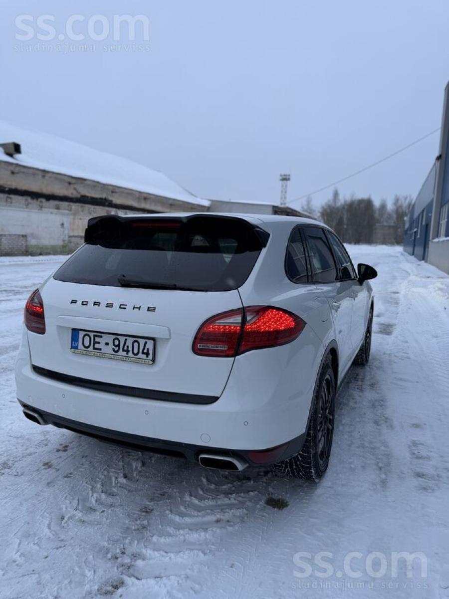 White Porsche Cayenne 2012 in Riga, with an engine capacity of 3.00 L and mileage of 0 thousand km for 14500 €, photo 6 on AUTOMOTO.COM.LV