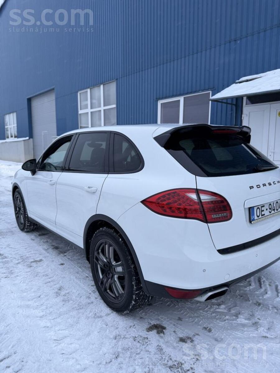 White Porsche Cayenne 2012 in Riga, with an engine capacity of 3.00 L and mileage of 0 thousand km for 14500 €, photo 7 on AUTOMOTO.COM.LV