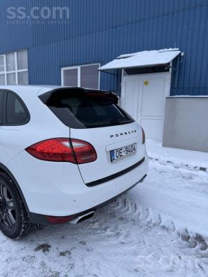 White Porsche Cayenne 2012 in Riga, with an engine capacity of 3.00 L and mileage of 0 thousand km for 14500 €, photo 8 on AUTOMOTO.COM.LV