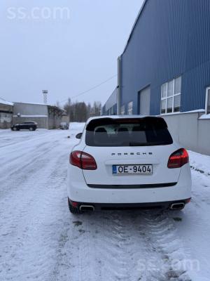 White Porsche Cayenne 2012 in Riga, with an engine capacity of 3.00 L and mileage of 0 thousand km for 14500 €, photo 9 on AUTOMOTO.COM.LV