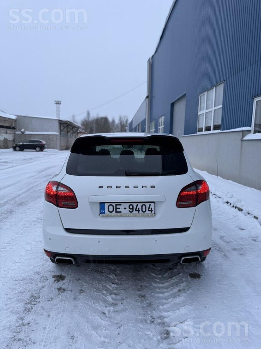 White Porsche Cayenne 2012 in Riga, with an engine capacity of 3.00 L and mileage of 0 thousand km for 14500 €, photo 10 on AUTOMOTO.COM.LV
