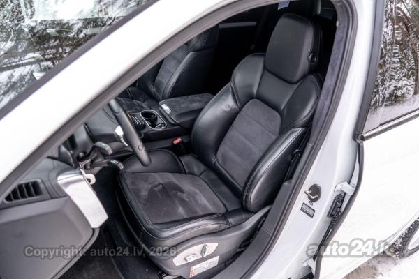 White Porsche Cayenne 2012 in Tallinn, with an engine capacity of 4.80 L and mileage of 92 thousand km for 27900 €, photo 11 on AUTOMOTO.COM.LV