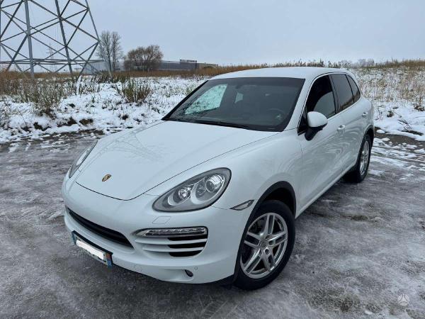 White Porsche Cayenne 2012 in Kaunas, with an engine capacity of 3.00 L and mileage of 269 thousand km for 12999 €, photo 1 on AUTOMOTO.COM.LV