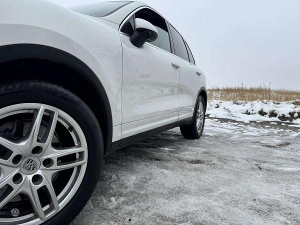 White Porsche Cayenne 2012 in Kaunas, with an engine capacity of 3.00 L and mileage of 269 thousand km for 12999 €, photo 3 on AUTOMOTO.COM.LV