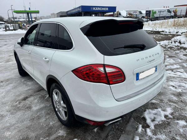 White Porsche Cayenne 2012 in Kaunas, with an engine capacity of 3.00 L and mileage of 269 thousand km for 12999 €, photo 4 on AUTOMOTO.COM.LV