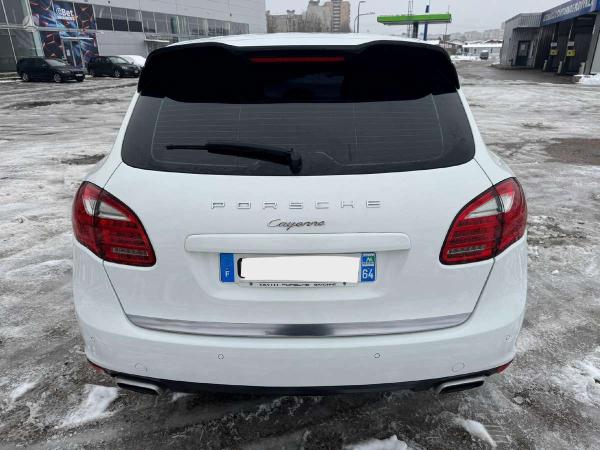White Porsche Cayenne 2012 in Kaunas, with an engine capacity of 3.00 L and mileage of 269 thousand km for 12999 €, photo 6 on AUTOMOTO.COM.LV
