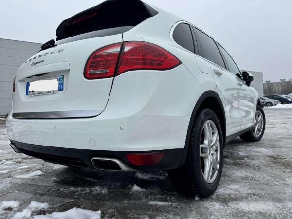 White Porsche Cayenne 2012 in Kaunas, with an engine capacity of 3.00 L and mileage of 269 thousand km for 12999 €, photo 7 on AUTOMOTO.COM.LV