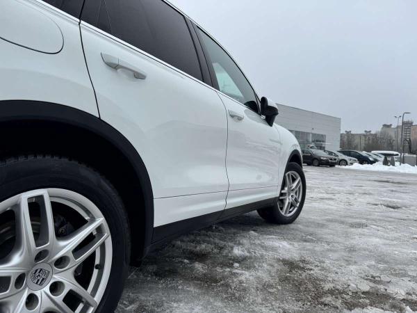 White Porsche Cayenne 2012 in Kaunas, with an engine capacity of 3.00 L and mileage of 269 thousand km for 12999 €, photo 8 on AUTOMOTO.COM.LV
