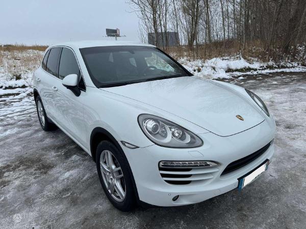 White Porsche Cayenne 2012 in Kaunas, with an engine capacity of 3.00 L and mileage of 269 thousand km for 12999 €, photo 9 on AUTOMOTO.COM.LV