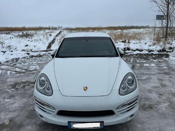 White Porsche Cayenne 2012 in Kaunas, with an engine capacity of 3.00 L and mileage of 269 thousand km for 12999 €, photo 10 on AUTOMOTO.COM.LV