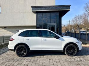 White Porsche Cayenne 2012 in Tallinn, with an engine capacity of 3.00 L and mileage of 278 thousand km for 15999 €, photo 2 on AUTOMOTO.COM.LV
