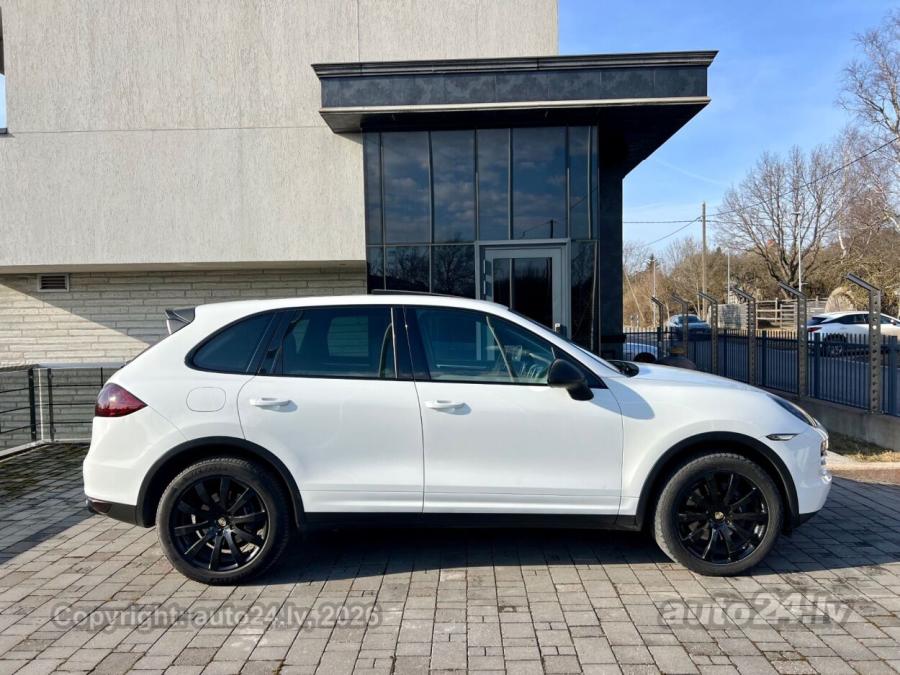 White Porsche Cayenne 2012 in Tallinn, with an engine capacity of 3.00 L and mileage of 278 thousand km for 15999 €, photo 2 on AUTOMOTO.COM.LV