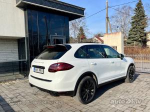 White Porsche Cayenne 2012 in Tallinn, with an engine capacity of 3.00 L and mileage of 278 thousand km for 15999 €, photo 3 on AUTOMOTO.COM.LV