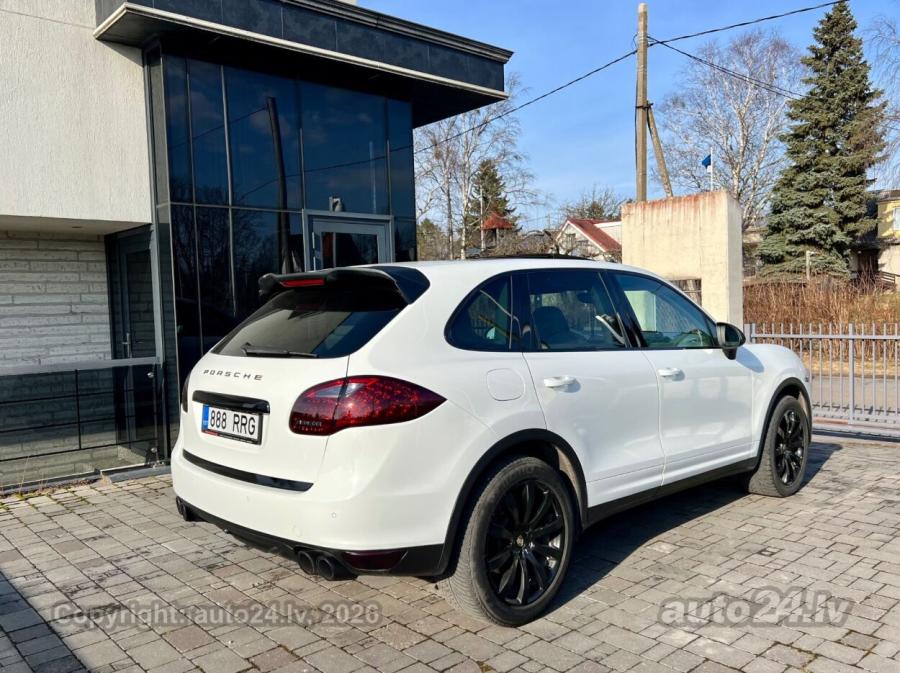 White Porsche Cayenne 2012 in Tallinn, with an engine capacity of 3.00 L and mileage of 278 thousand km for 15999 €, photo 3 on AUTOMOTO.COM.LV