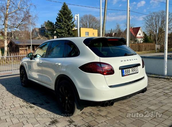 White Porsche Cayenne 2012 in Tallinn, with an engine capacity of 3.00 L and mileage of 278 thousand km for 15999 €, photo 4 on AUTOMOTO.COM.LV