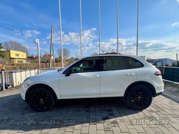 White Porsche Cayenne 2012 in Tallinn, with an engine capacity of 3.00 L and mileage of 278 thousand km for 15999 €, photo 5 on AUTOMOTO.COM.LV