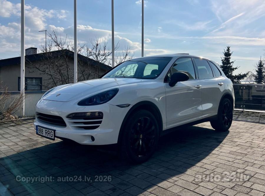 White Porsche Cayenne 2012 in Tallinn, with an engine capacity of 3.00 L and mileage of 278 thousand km for 15999 €, photo 6 on AUTOMOTO.COM.LV