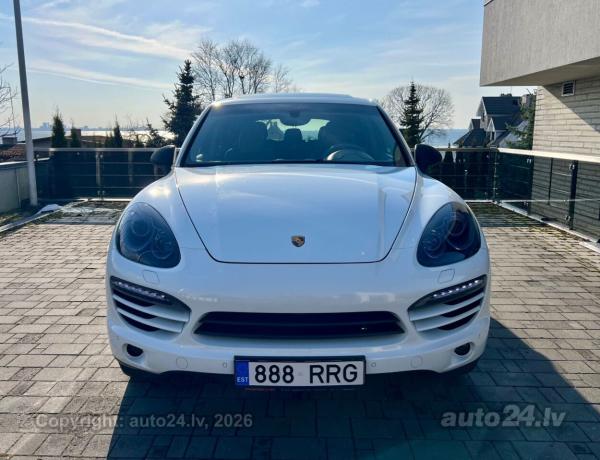 White Porsche Cayenne 2012 in Tallinn, with an engine capacity of 3.00 L and mileage of 278 thousand km for 15999 €, photo 7 on AUTOMOTO.COM.LV