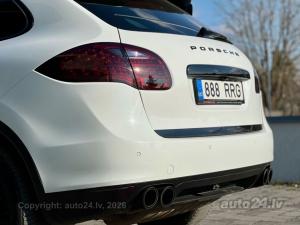 White Porsche Cayenne 2012 in Tallinn, with an engine capacity of 3.00 L and mileage of 278 thousand km for 15999 €, photo 8 on AUTOMOTO.COM.LV
