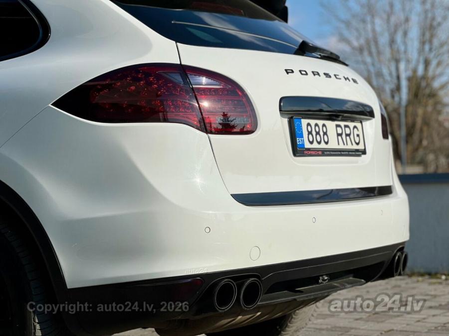 White Porsche Cayenne 2012 in Tallinn, with an engine capacity of 3.00 L and mileage of 278 thousand km for 15999 €, photo 8 on AUTOMOTO.COM.LV
