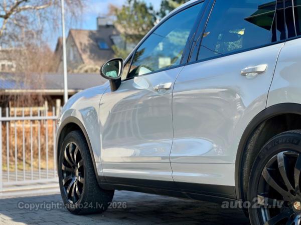 White Porsche Cayenne 2012 in Tallinn, with an engine capacity of 3.00 L and mileage of 278 thousand km for 15999 €, photo 9 on AUTOMOTO.COM.LV