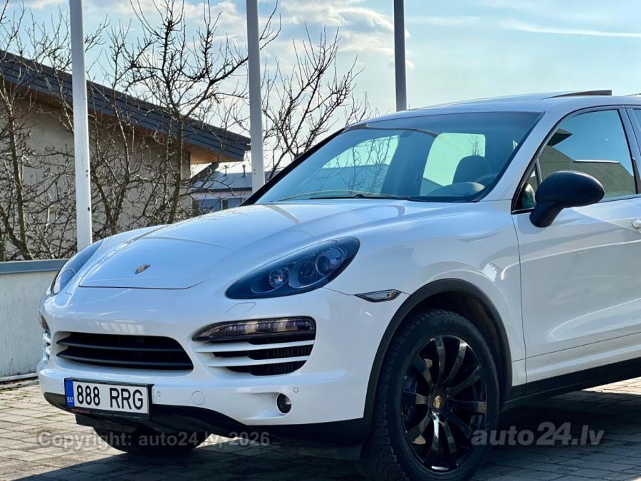 White Porsche Cayenne 2012 in Tallinn, with an engine capacity of 3.00 L and mileage of 278 thousand km for 15999 €, photo 10 on AUTOMOTO.COM.LV