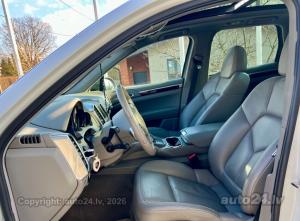 White Porsche Cayenne 2012 in Tallinn, with an engine capacity of 3.00 L and mileage of 278 thousand km for 15999 €, photo 11 on AUTOMOTO.COM.LV