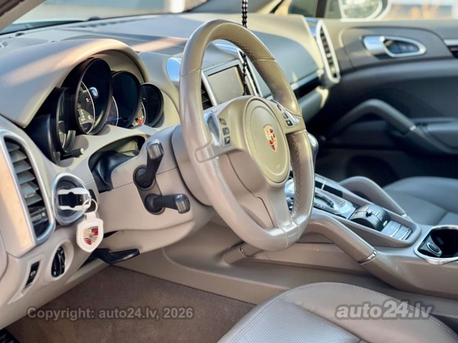White Porsche Cayenne 2012 in Tallinn, with an engine capacity of 3.00 L and mileage of 278 thousand km for 15999 €, photo 12 on AUTOMOTO.COM.LV