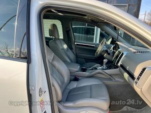 White Porsche Cayenne 2012 in Tallinn, with an engine capacity of 3.00 L and mileage of 278 thousand km for 15999 €, photo 13 on AUTOMOTO.COM.LV