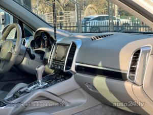 White Porsche Cayenne 2012 in Tallinn, with an engine capacity of 3.00 L and mileage of 278 thousand km for 15999 €, photo 14 on AUTOMOTO.COM.LV