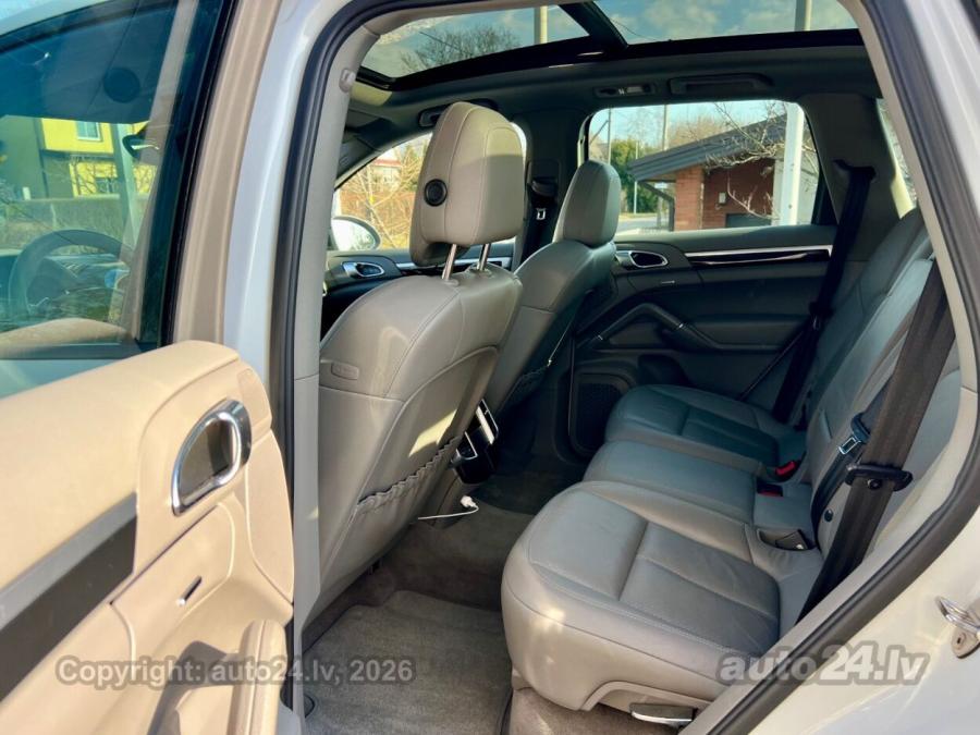 White Porsche Cayenne 2012 in Tallinn, with an engine capacity of 3.00 L and mileage of 278 thousand km for 15999 €, photo 15 on AUTOMOTO.COM.LV