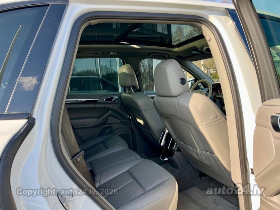 White Porsche Cayenne 2012 in Tallinn, with an engine capacity of 3.00 L and mileage of 278 thousand km for 15999 €, photo 16 on AUTOMOTO.COM.LV