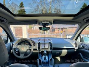 White Porsche Cayenne 2012 in Tallinn, with an engine capacity of 3.00 L and mileage of 278 thousand km for 15999 €, photo 17 on AUTOMOTO.COM.LV