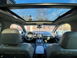 White Porsche Cayenne 2012 in Tallinn, with an engine capacity of 3.00 L and mileage of 278 thousand km for 15999 €, photo 18 on AUTOMOTO.COM.LV