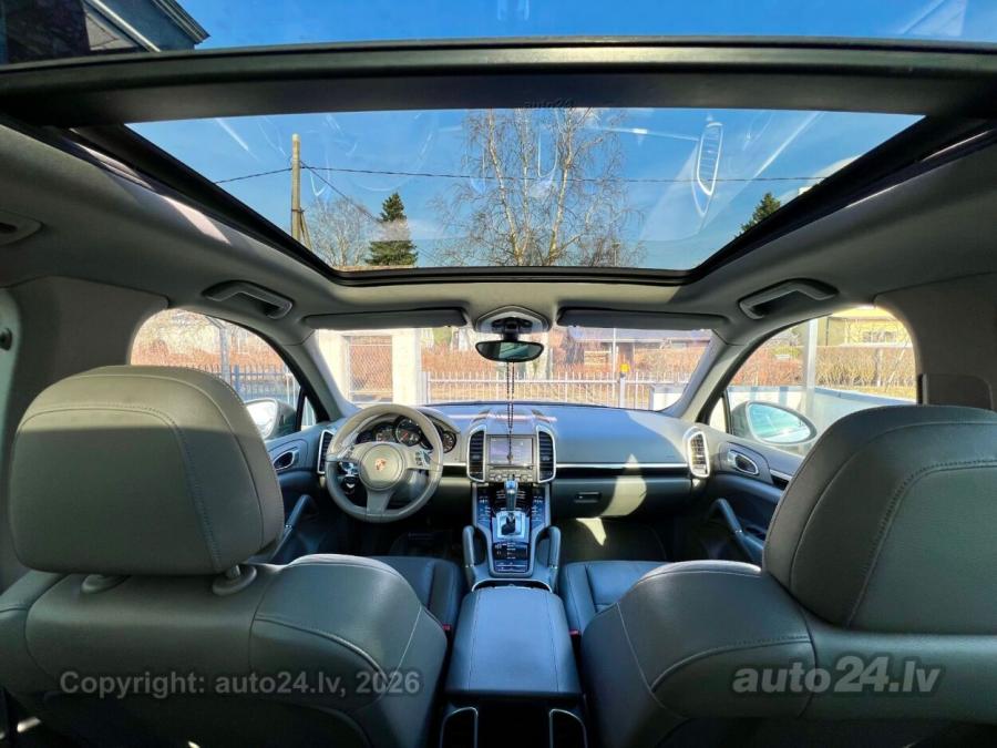 White Porsche Cayenne 2012 in Tallinn, with an engine capacity of 3.00 L and mileage of 278 thousand km for 15999 €, photo 18 on AUTOMOTO.COM.LV
