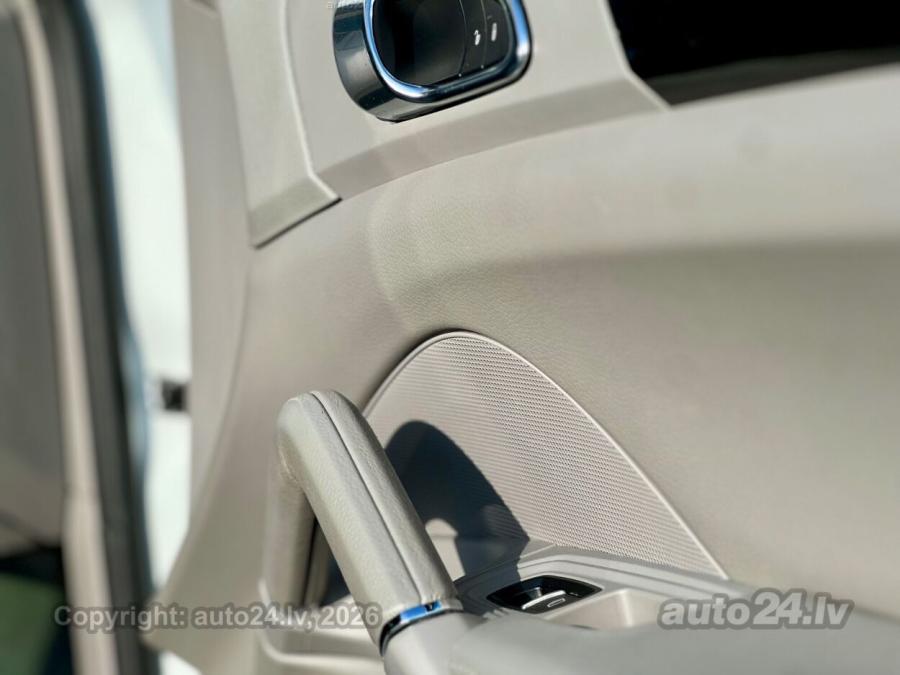 White Porsche Cayenne 2012 in Tallinn, with an engine capacity of 3.00 L and mileage of 278 thousand km for 15999 €, photo 20 on AUTOMOTO.COM.LV