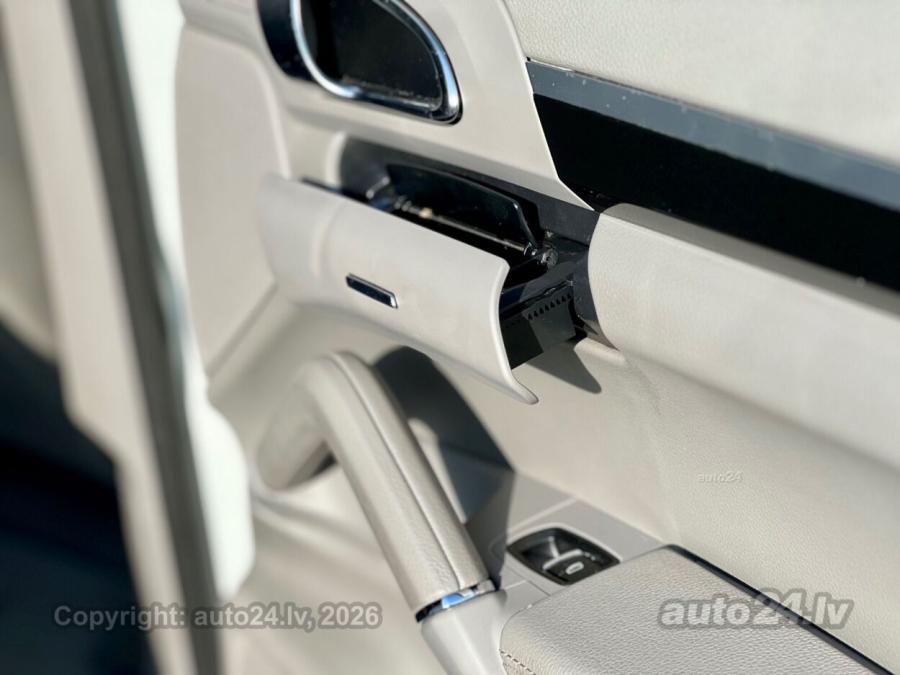 White Porsche Cayenne 2012 in Tallinn, with an engine capacity of 3.00 L and mileage of 278 thousand km for 15999 €, photo 22 on AUTOMOTO.COM.LV