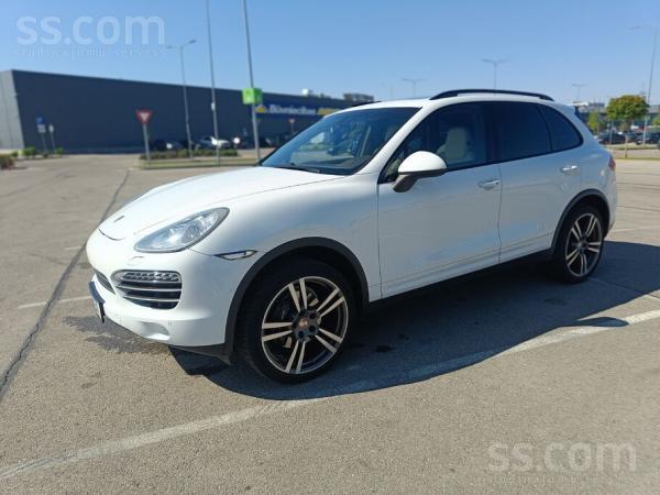 White Porsche Cayenne 2012 in Riga, with an engine capacity of 3.00 L and mileage of 200 thousand km for 16500 €, photo 2 on AUTOMOTO.COM.LV