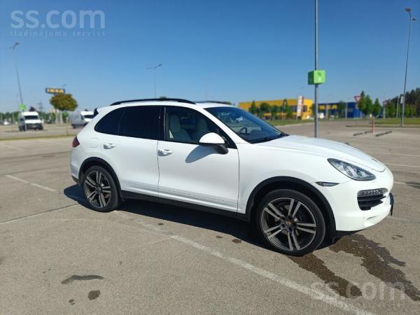 White Porsche Cayenne 2012 in Riga, with an engine capacity of 3.00 L and mileage of 200 thousand km for 16500 €, photo 5 on AUTOMOTO.COM.LV