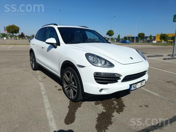 White Porsche Cayenne 2012 in Riga, with an engine capacity of 3.00 L and mileage of 200 thousand km for 16500 €, photo 6 on AUTOMOTO.COM.LV
