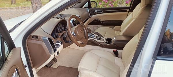 White Porsche Cayenne 2012 in Riga, with an engine capacity of 3.00 L and mileage of 200 thousand km for 16500 €, photo 9 on AUTOMOTO.COM.LV