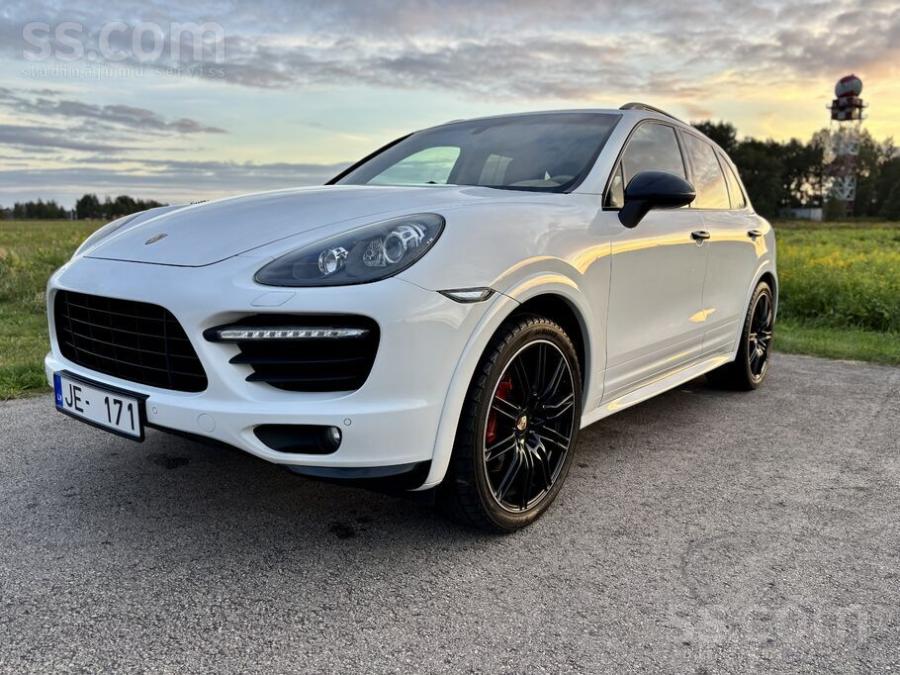 White Porsche Cayenne 2012 in Riga, with an engine capacity of 4.80 L and mileage of 146 thousand km for 21000 €, photo 3 on AUTOMOTO.COM.LV